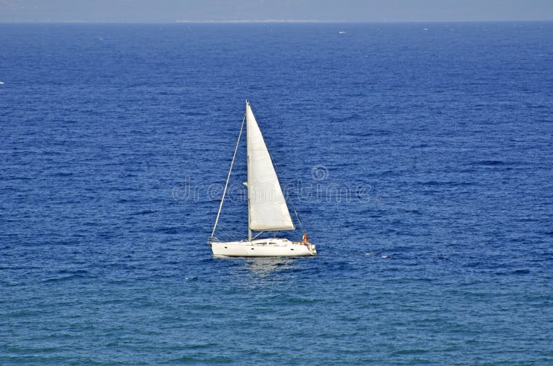 Zeilboot op zee stock afbeelding. Image of boot, zeilboot - 25989961