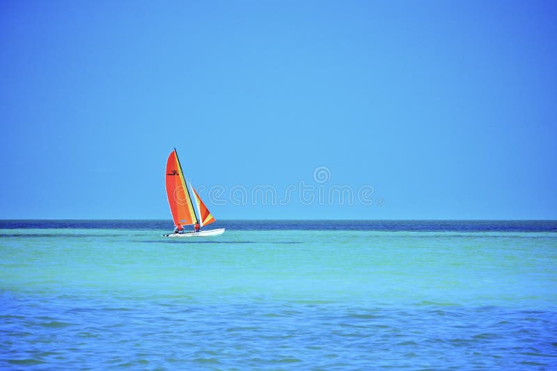 Zeilboot op zee redactionele stock afbeelding. Image of zeilboot - 70716814