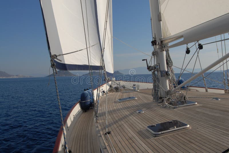 Zeilboot op zeil stock foto. Image of bestemmingen, reis - 11333288