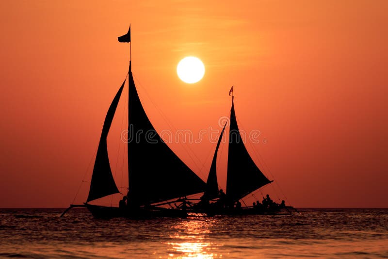 Zeilboten Bij Zonsondergang Stock Afbeelding - Image of strand ...