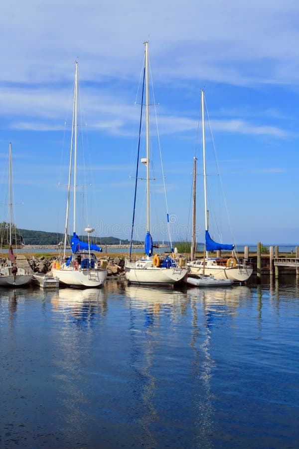 Zeilboten onbeweeglijk stock afbeelding. Image of kust - 1097185