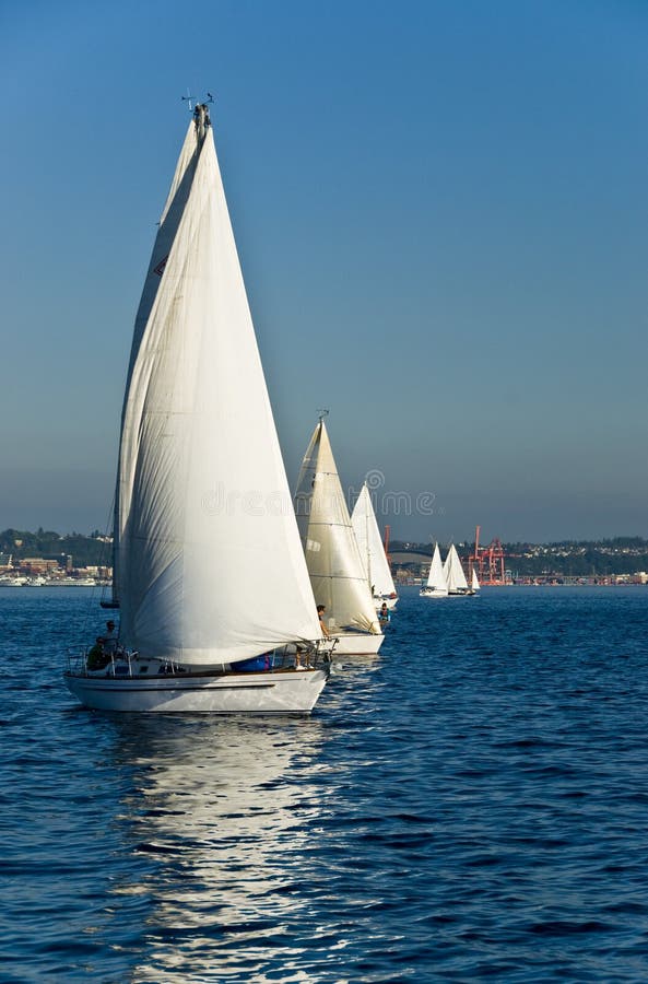 Kleine zeilboten stock foto. Image of buiten, blauw, nave - 6806816