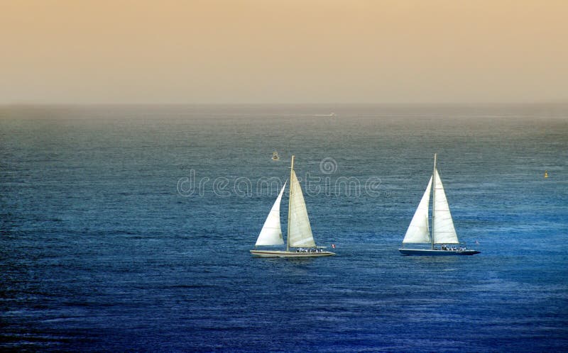 Zeilboten in schemering stock foto. Image of horizon - 22791316