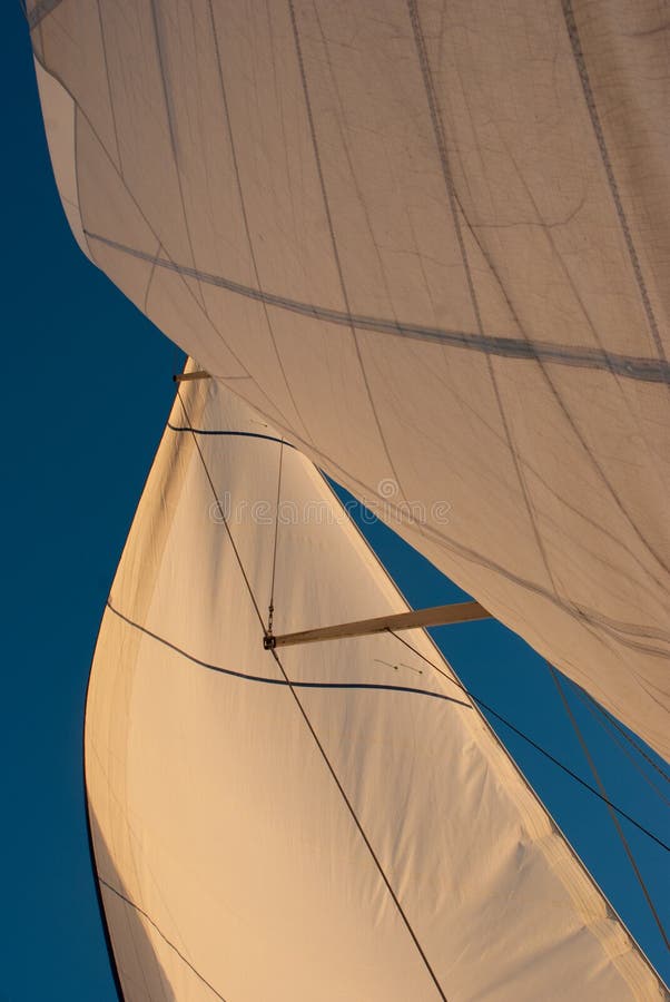 Zeilen aan de wind stock afbeelding. Image of actief, kust - 72977