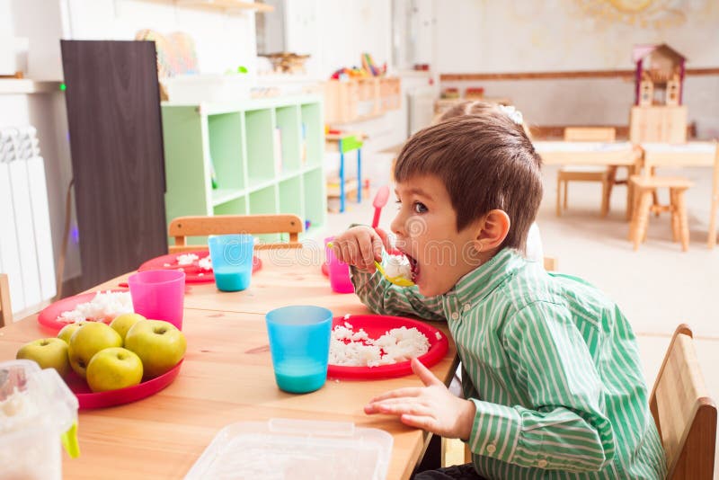 Mittagessen Im Kindergarten Stockfoto - Bild von essen, zicklein: 78745888