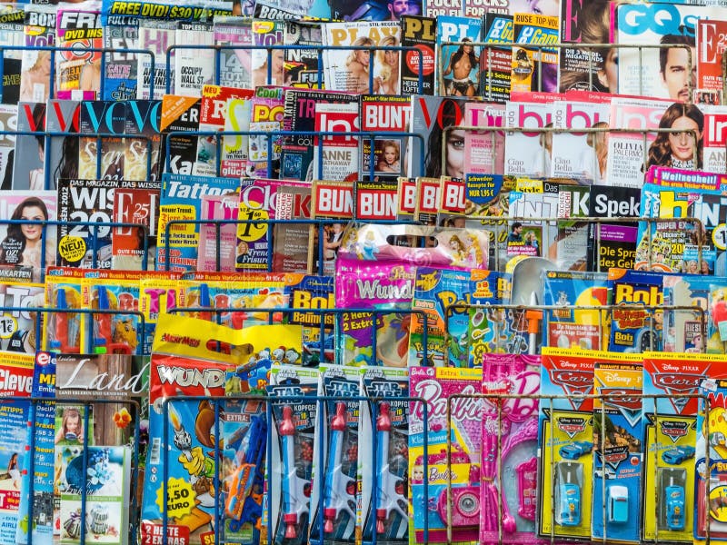 Zeitungen Und Zeitschriften Stockbild - Bild von zeitschriften ...