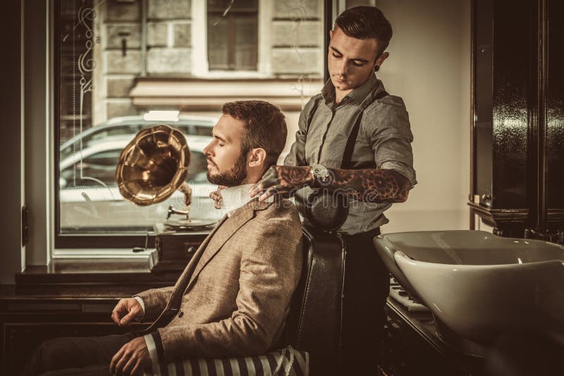 Zekere Mensen Bezoekende Herenkapper in Kapperswinkel Stock Afbeelding ...