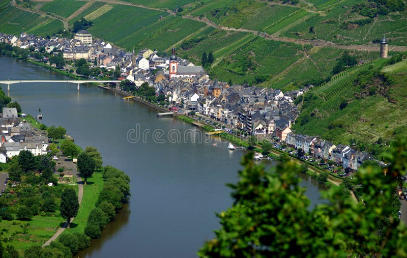 Zell auf dem Mosel-Fluss stockfoto. Bild von häuser, deutschland - 43069724