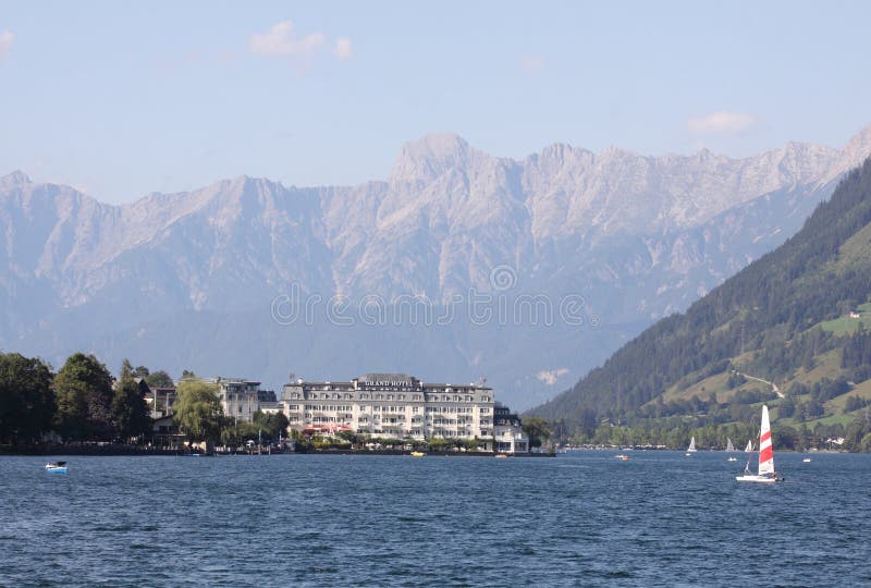 Zell lake editorial photography. Image of lake, yacht - 20625432
