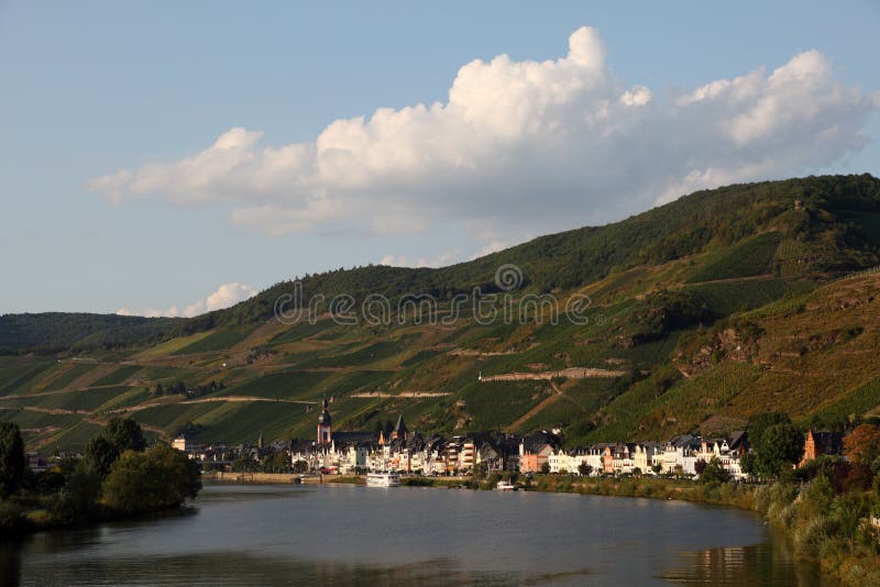 Vista De Zell, Vale Do Rio De Mosel, Mosel, Alemanha Imagem de Stock ...