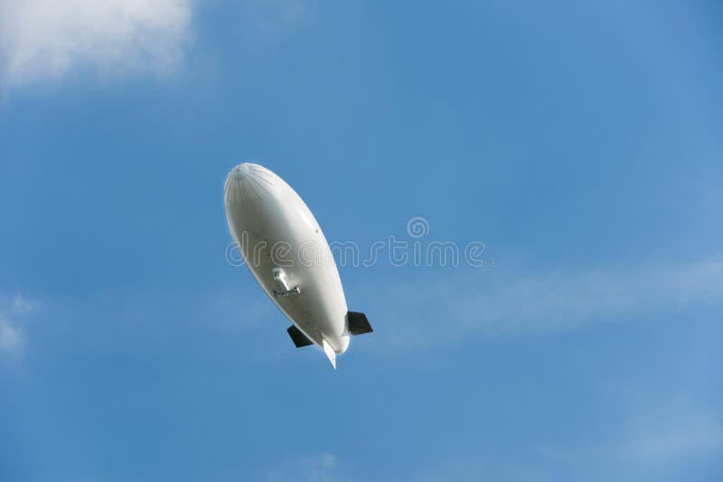 Dirigible Luchtschip - - Zeppelin Stock Foto - Image of kegel, leidraad ...