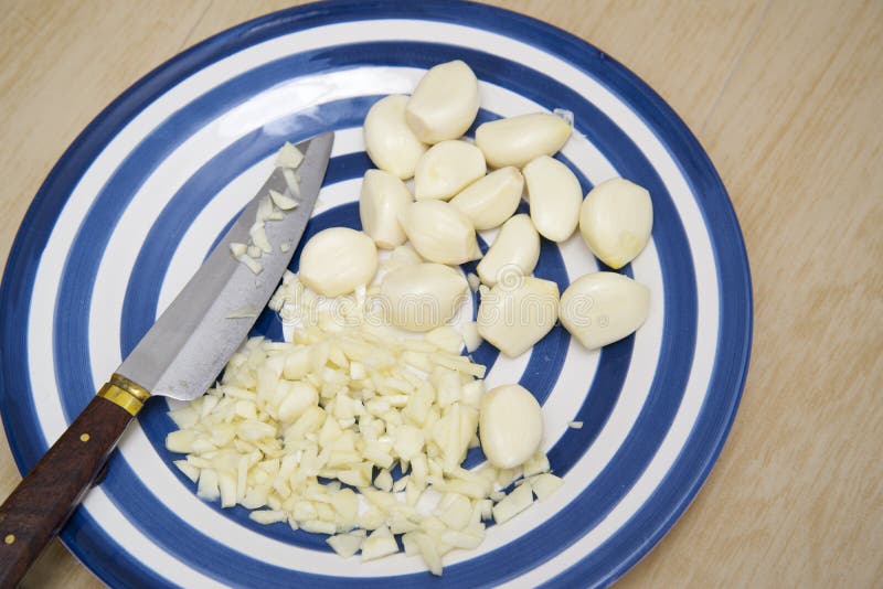 Eine Geschälte Knoblauchzehe Und Becher Stockbild - Bild von ...