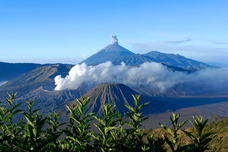 Zet Bromo, Een Actieve Vulkaan Met Duidelijke Blauwe Hemel Bij Het ...