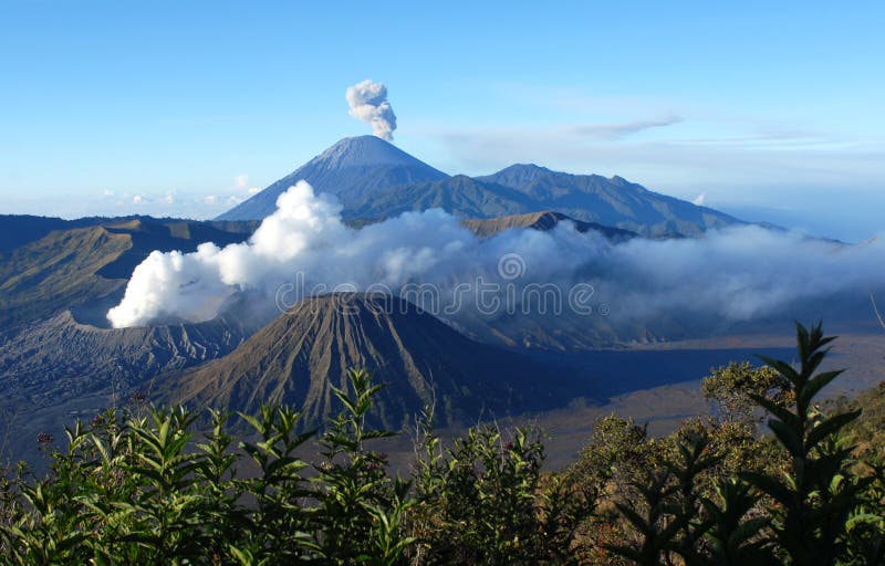 Grijze Rook Die Uit Een Actieve Vulkaan Komen Die De Hemel Vullen Bij ...