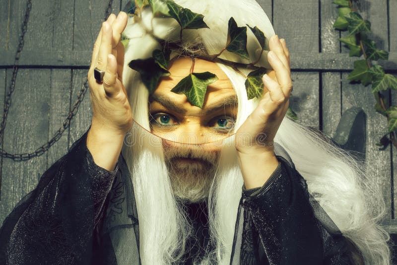 Zeus con la lupa foto de archivo. Imagen de maduro, modelo - 122117320