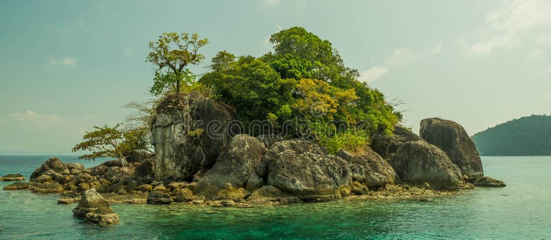 Zhivopistnyj-einsame Insel in Ozean Stockfoto - Bild von thailand, land ...