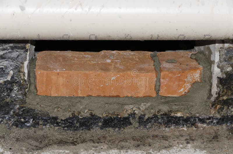 Ziegelstein mit Zement stockbild. Bild von hilfsmittel - 63906513