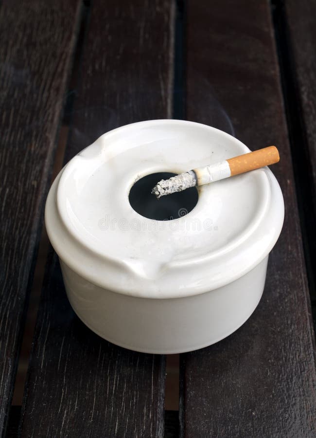 ZigaretteBurning stockbild. Bild von zigaretteburning - 28793179