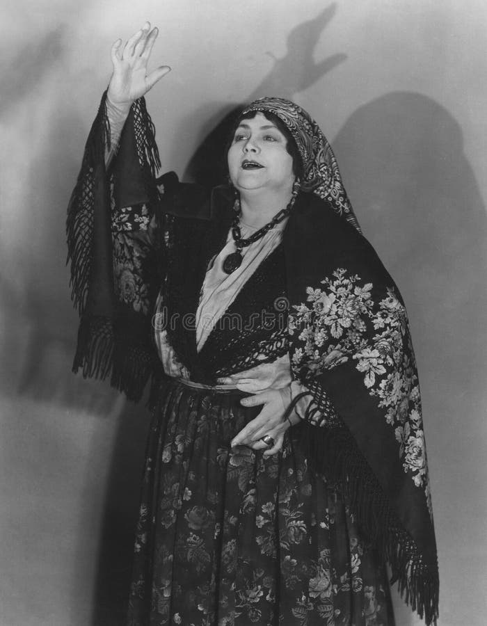 Zigenare med armen i luften royaltyfri fotografi