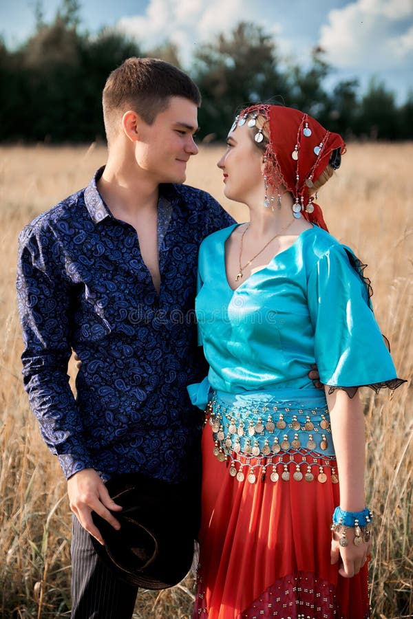 Paare In Der Liebe Kleideten In Der Traditionellen Zigeuner ...