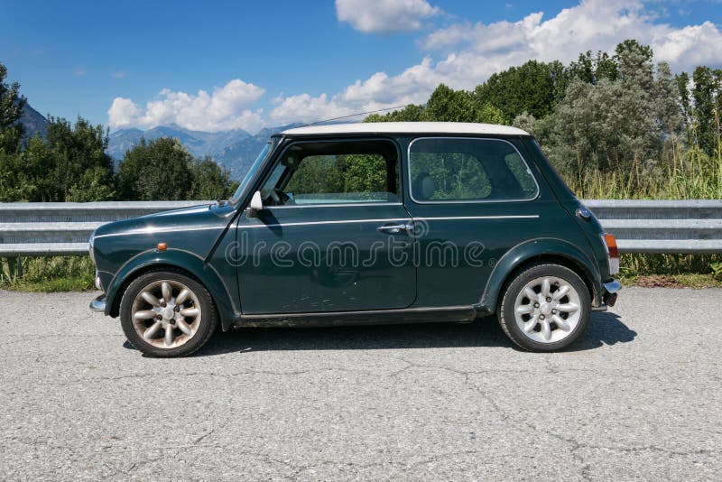 Zijaanzicht Van Klassiek Mini Cooper Stock Foto - Image of ...