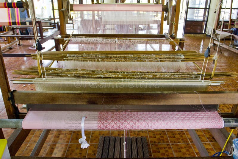 Zijde Die Eigengemaakte Traditionele Thaise Stof Weven Het Proces Van ...