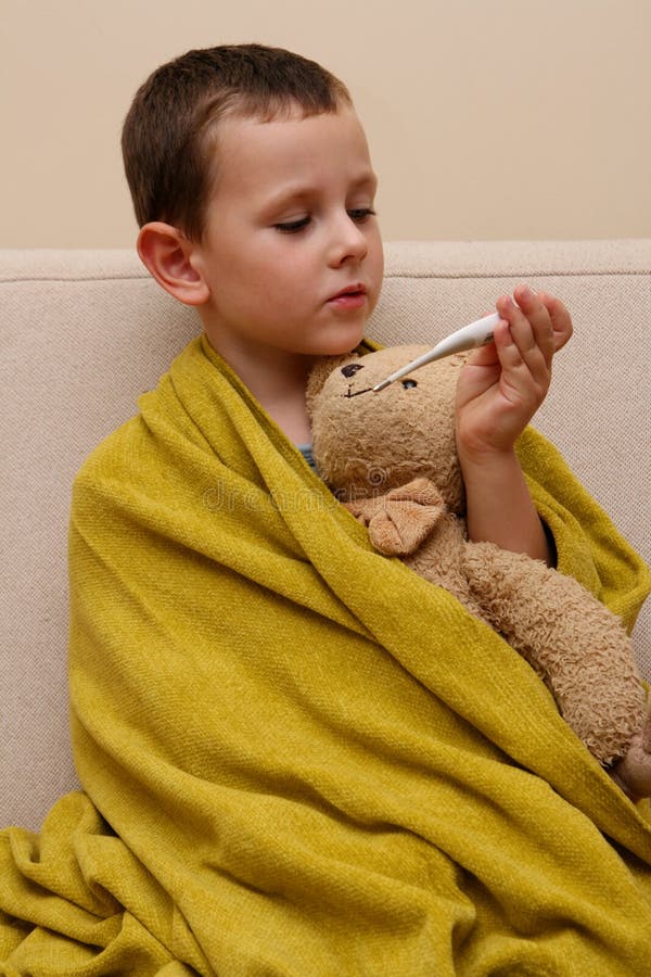 Ziek kind met koorts stock afbeelding. Afbeelding bestaande uit actie ...