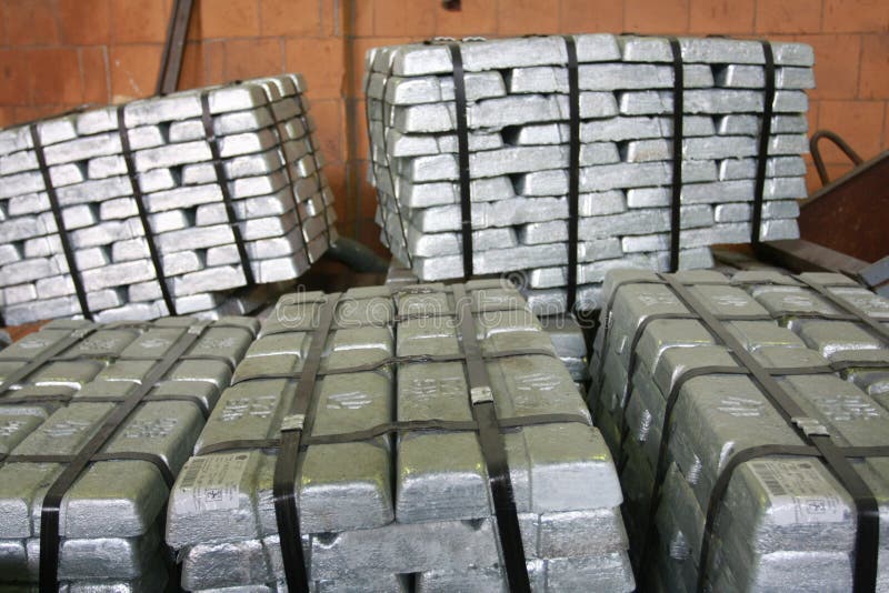 Lingotti dello zinco fotografia stock. Immagine di materiale - 79761566