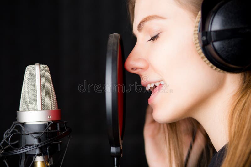 Meisje Het Zingen Aan Microfoon in Studio Proces Om Nieuw Lied Tot ...