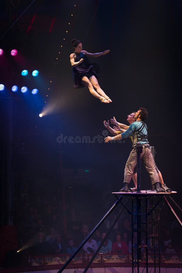 Zirkus redaktionelles stockfotografie. Bild von leistung - 70015702
