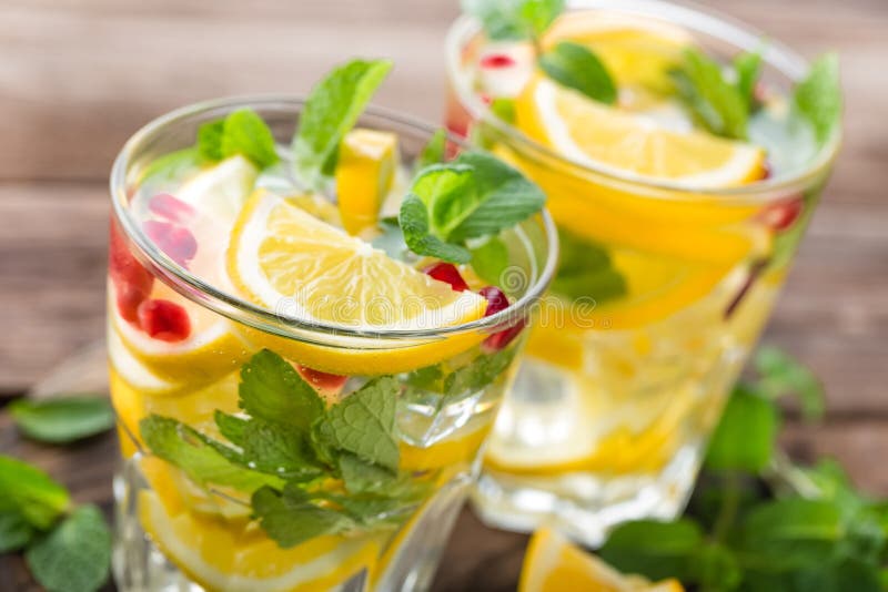 Zitrone Mojito Cocktail Mit Minze Und Granatapfel Stockfoto - Bild von ...