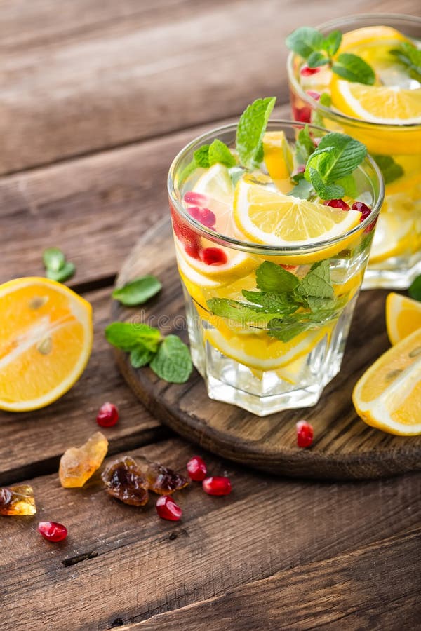 Zitrone Mojito Cocktail Mit Minze Und Granatapfel Stockfoto - Bild von ...