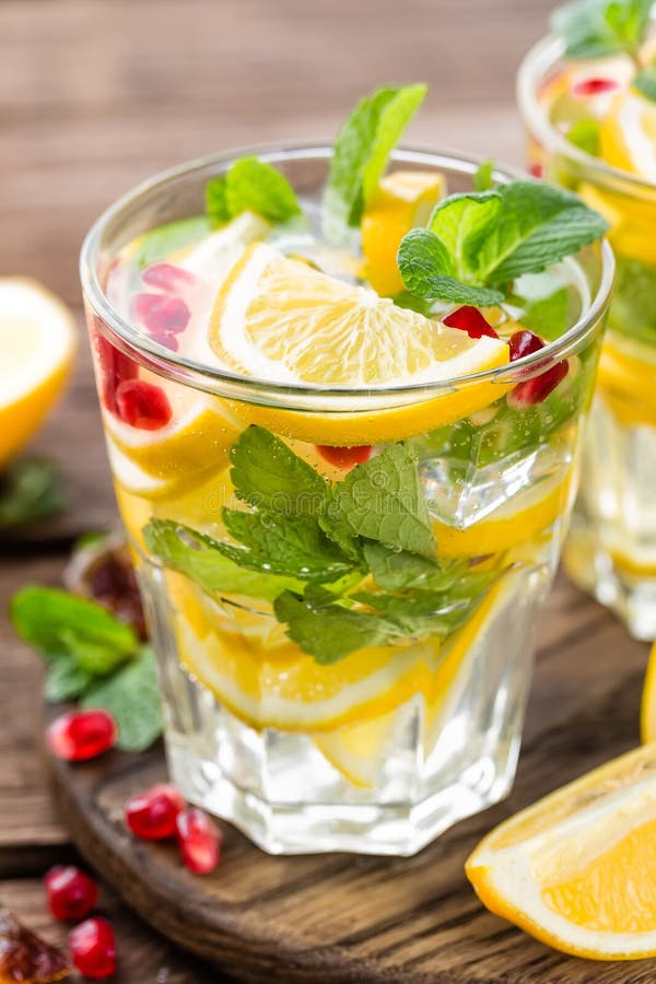 Zitrone Mojito Cocktail Mit Minze Und Granatapfel Stockfoto - Bild von ...