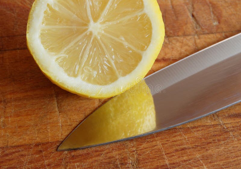 Geschnittene Zitrone stockfoto. Bild von haus, gesund - 31590346