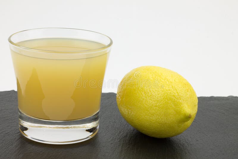 Zitronen und Zitronensaft stockfoto. Bild von leben, flugunfähig - 37113868