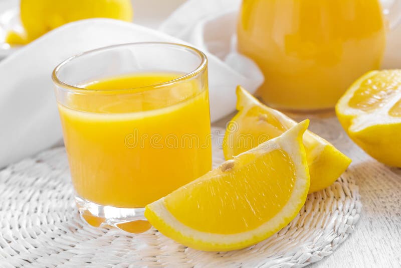 Saft der Zitrone stockbild. Bild von saft, getränk, glas - 40610669