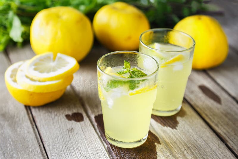 Zitronensaft stockbild. Bild von detox, nachricht, kalt - 58437137