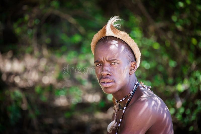 Zoeloes Strijder Met Het Traditionele Hoofddeksel Van De Impalahuid ...