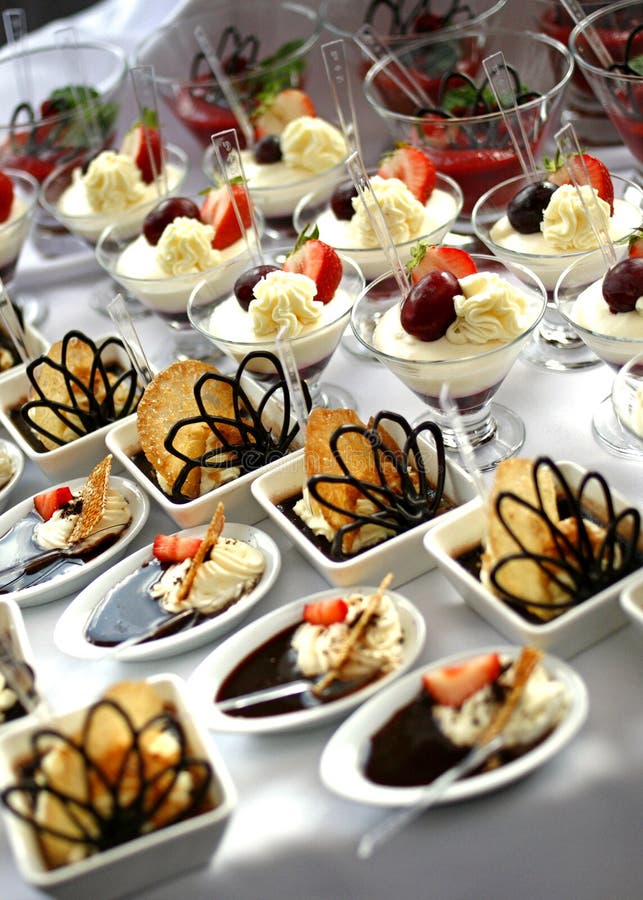 Zoet En Lekker Dessert Op Het Buffet Stock Foto - Image of velen, decoratie: 25057532