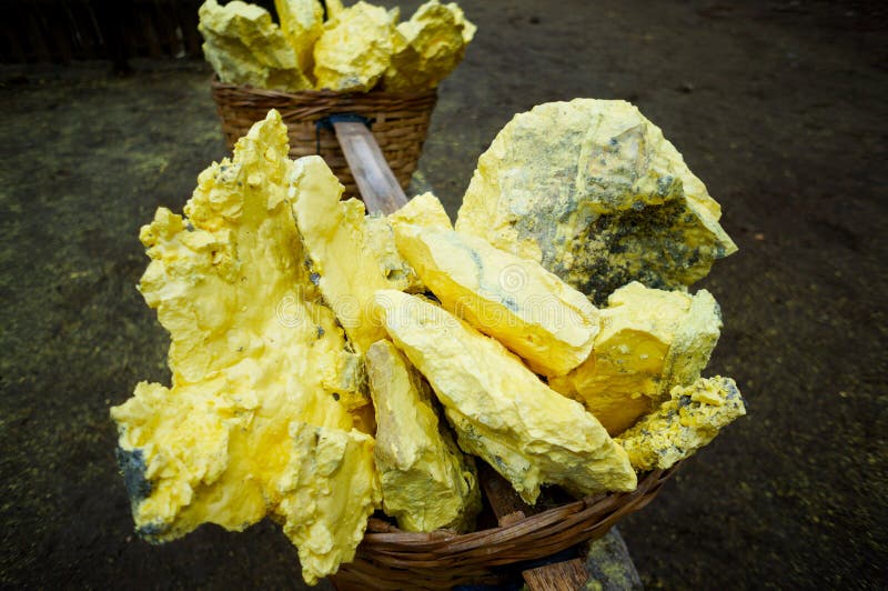 Pietre Gialle Dello Zolfo, Vulcano, Indonesia Fotografia Stock ...