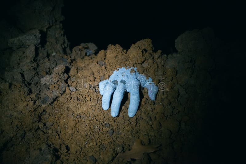 Zombiehand, Die Aus Sein Grab Herauskommt Stockfoto - Bild von leiche ...