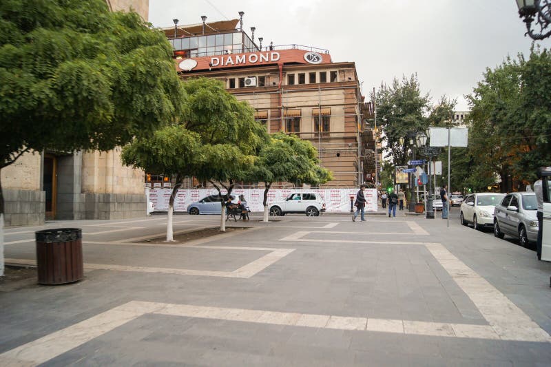Zona peatonal amplia fotografía editorial. Imagen de recorrido - 108519527