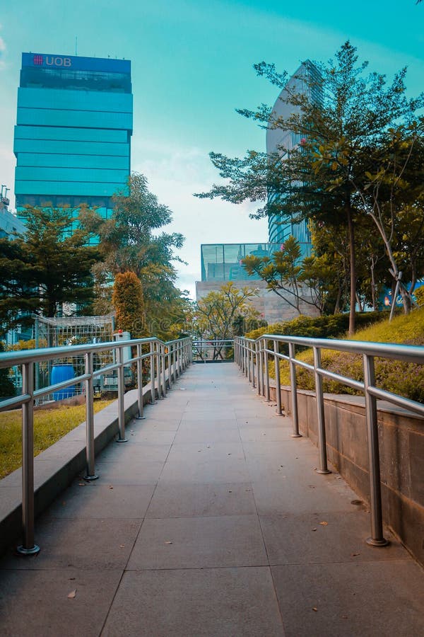 Zona peatonal de city park imagen editorial. Imagen de camino - 246837290