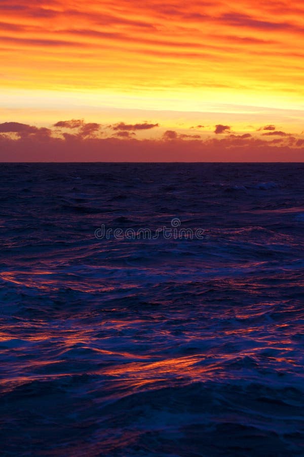 Zonlicht Reflectie Op De Oceaan; Sunset Reflection on the Ocean Stock ...