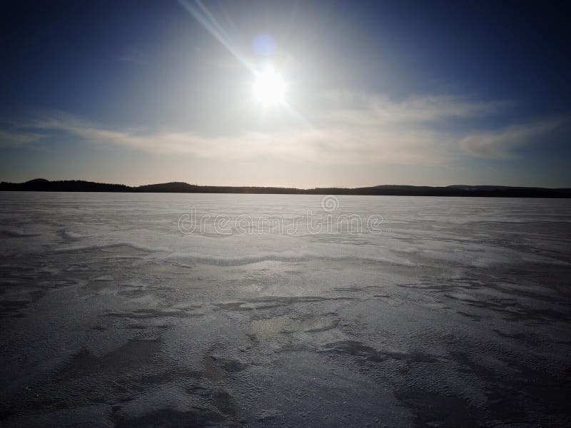 Bevroren meer stock afbeelding. Image of bomen, ochtend - 32585025