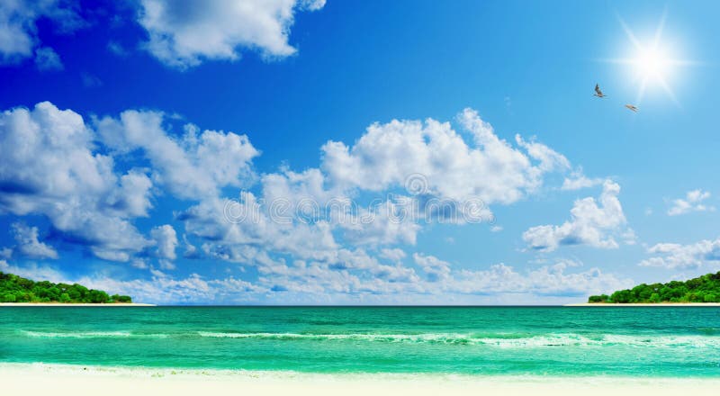 Zonnig Tropisch Strand Op Het Eiland Stock Foto - Image of kustlijn ...