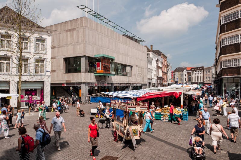 Zonnig Weekend in 's-Hertogenbosch Marktvierkant Redactionele Stock ...