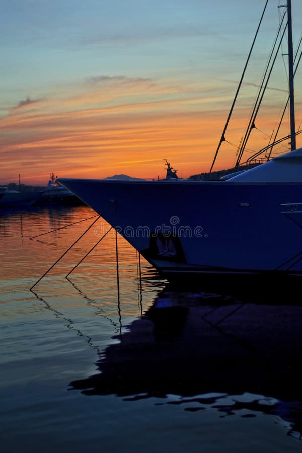 Zonsondergang Achter De Boten Stock Afbeelding - Image of marine ...