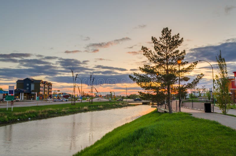 Zonsondergang Bij De Rivierdijk Van Een Kleine Stad Stock Foto - Image ...