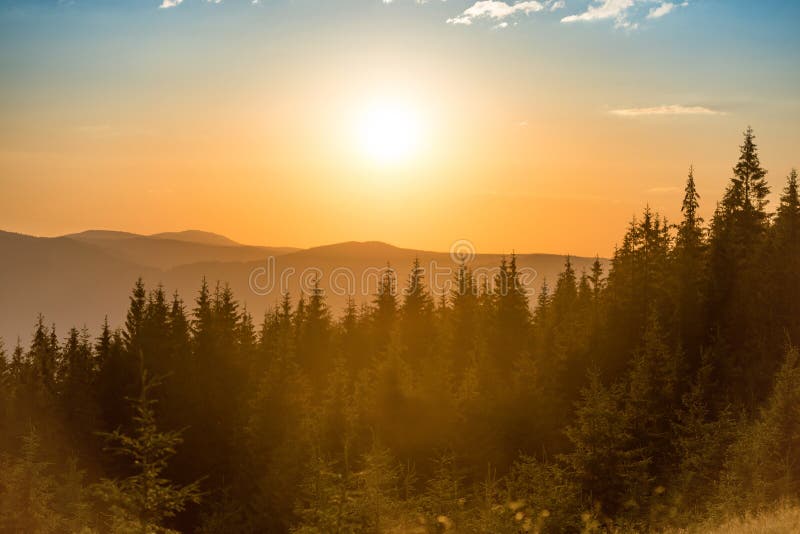 Zonsondergang in de bergen stock foto. Image of rood - 99137866